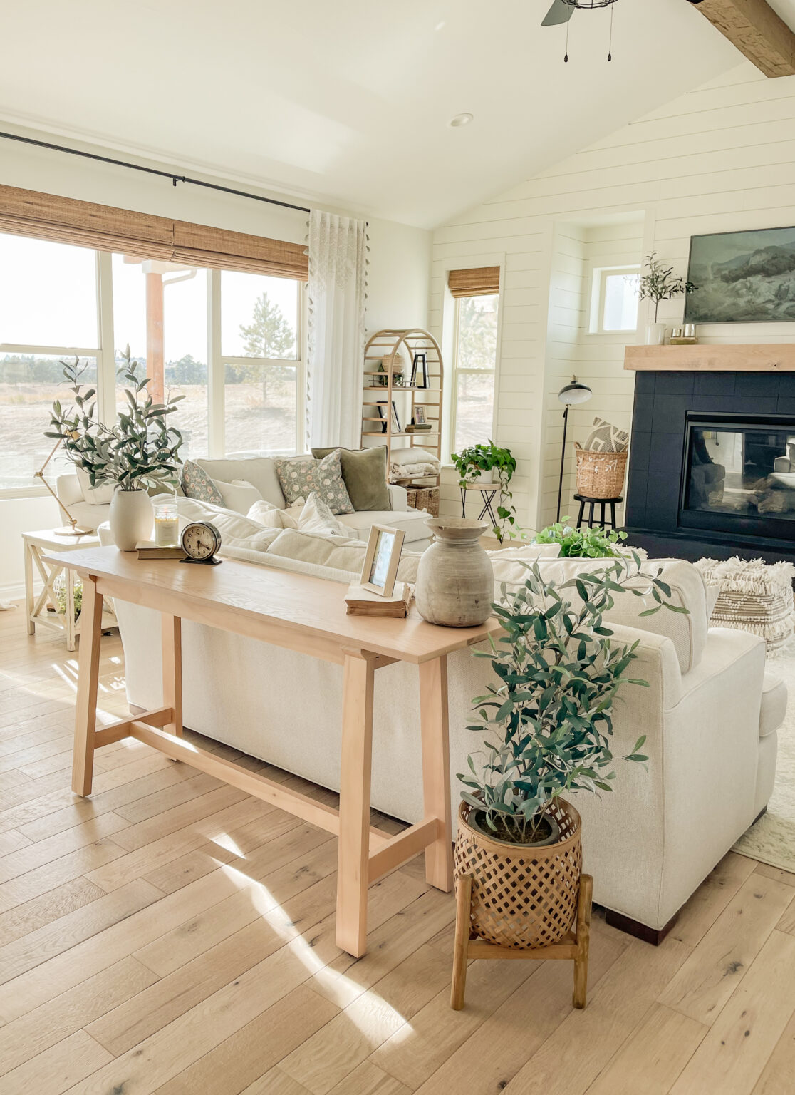 Friday Five: Console Table, Pink Pillows, New Lock Screen + More ...