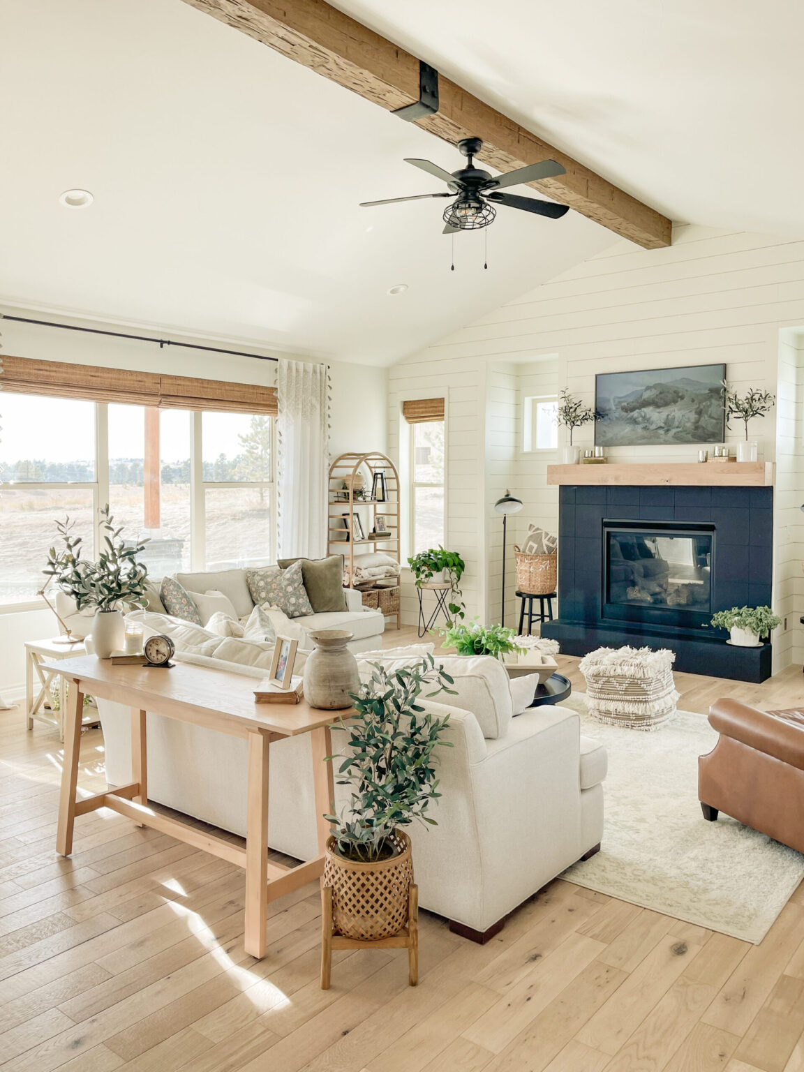 Friday Five: Console Table, Pink Pillows, New Lock Screen + More ...